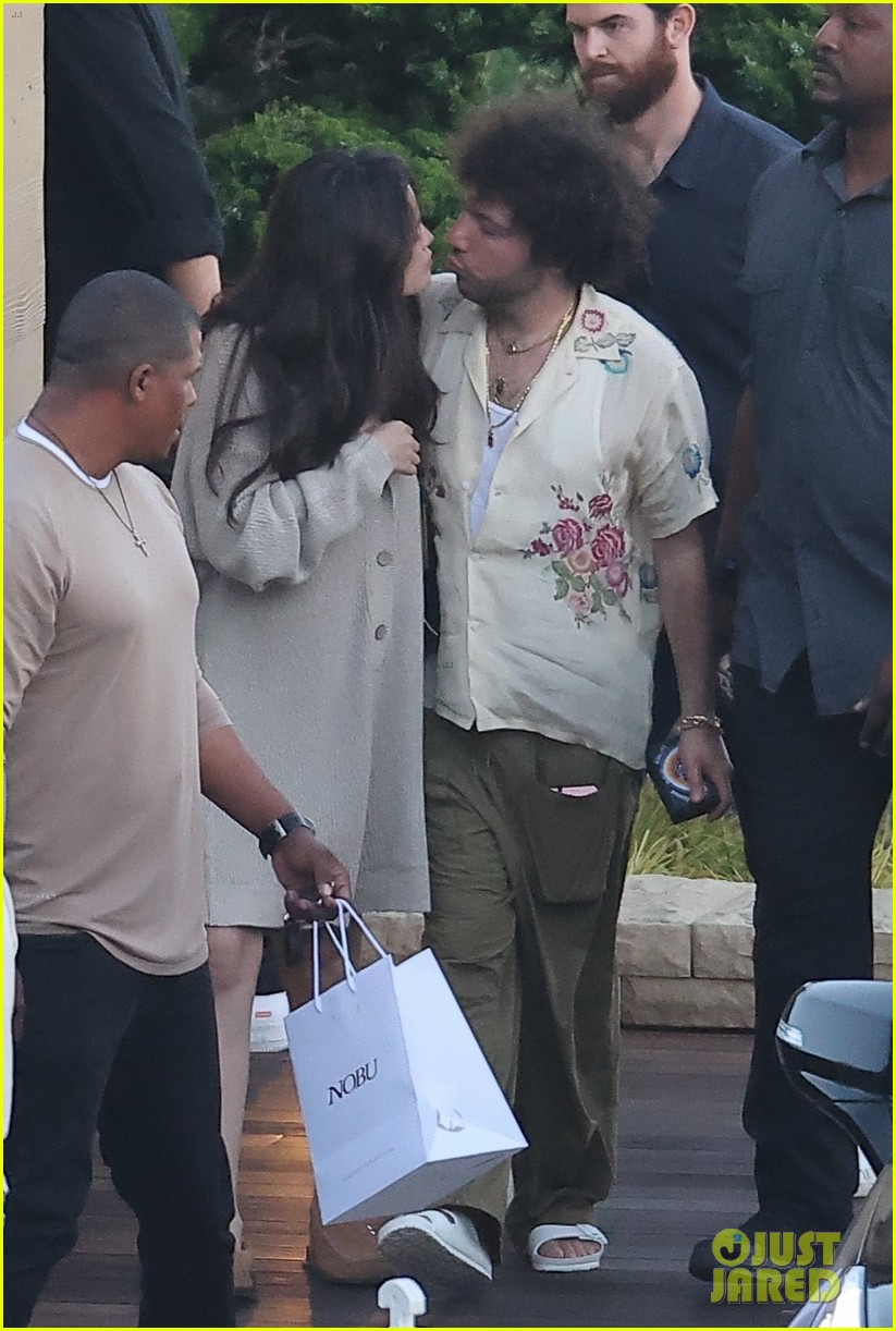 Selena Gomez & Benny Blanco Share Sweet Kiss During Date Night in Malibu: Photo 5049288 | Benny ...