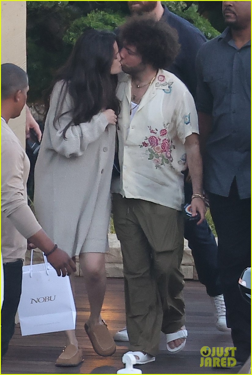 Selena Gomez & Benny Blanco Share Sweet Kiss During Date Night in Malibu: Photo 5049291 | Benny ...