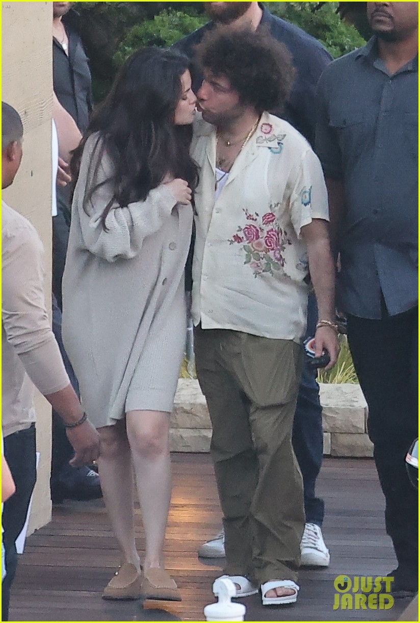 Selena Gomez & Benny Blanco Share Sweet Kiss During Date Night in Malibu: Photo 5049293 | Benny ...