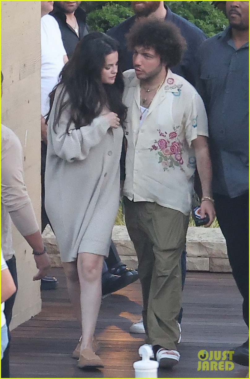 Selena Gomez & Benny Blanco Share Sweet Kiss During Date Night in Malibu: Photo 5049295 | Benny ...