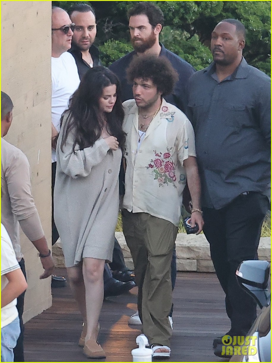 Selena Gomez & Benny Blanco Share Sweet Kiss During Date Night in Malibu: Photo 5049296 | Benny ...