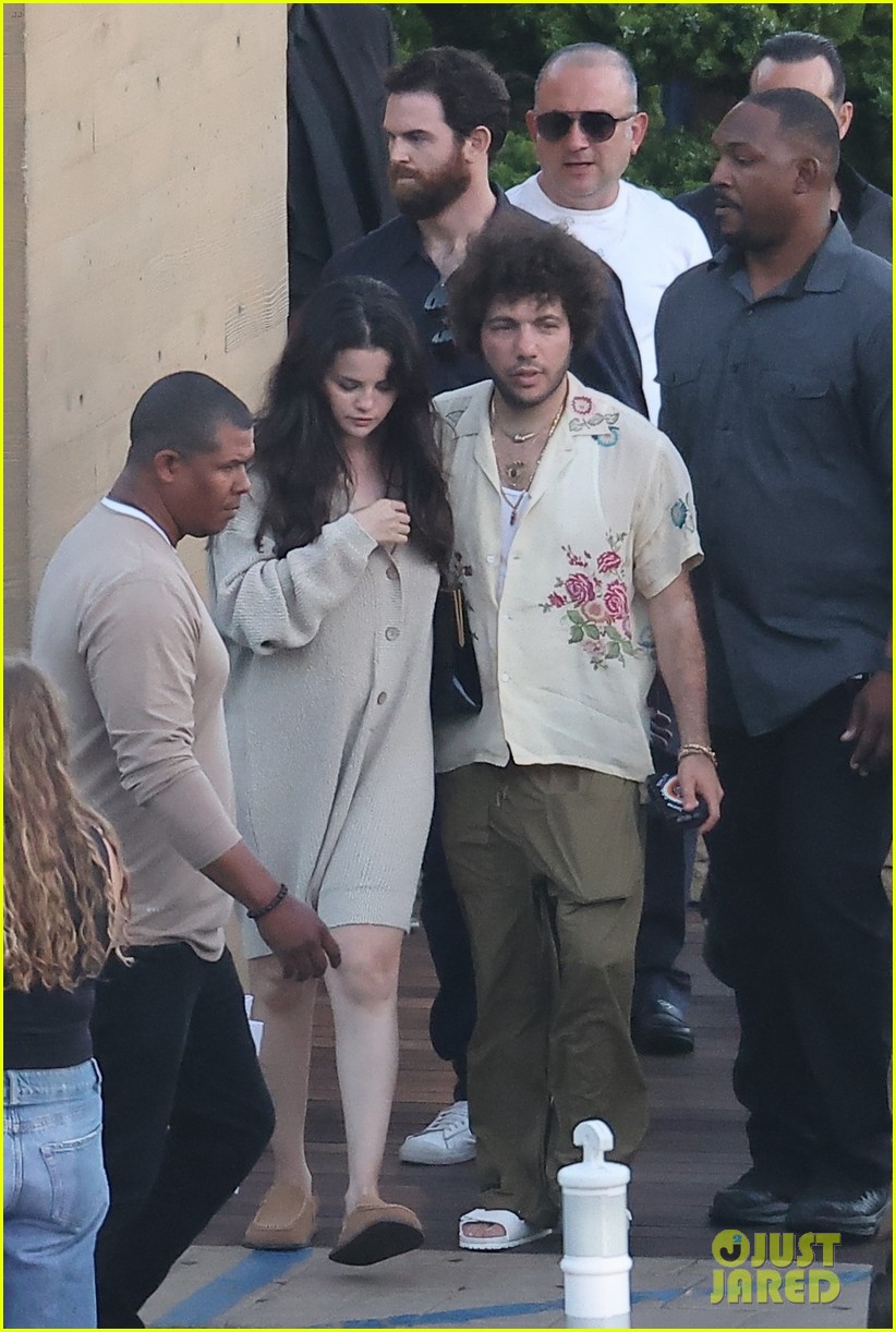 Selena Gomez & Benny Blanco Share Sweet Kiss During Date Night in Malibu: Photo 5049309 | Benny ...