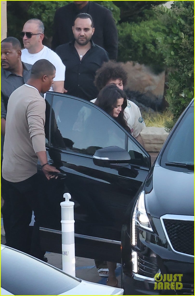 Selena Gomez & Benny Blanco Share Sweet Kiss During Date Night in Malibu: Photo 5049329 | Benny ...