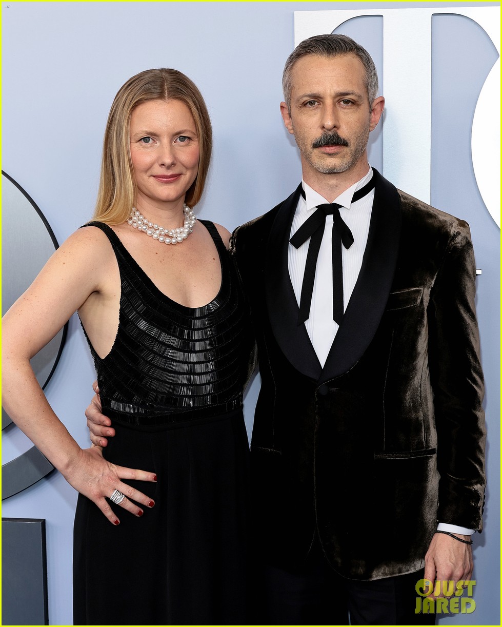 Jeremy Strong Is Halfway to EGOT with Tony Award Win, Talks Meeting ...