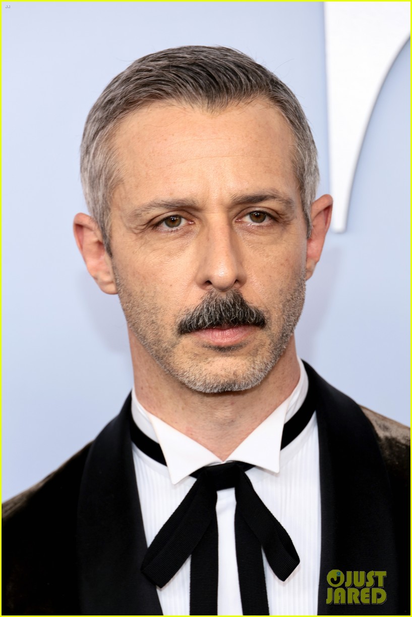 Jeremy Strong Is Halfway to EGOT with Tony Award Win, Talks Meeting ...
