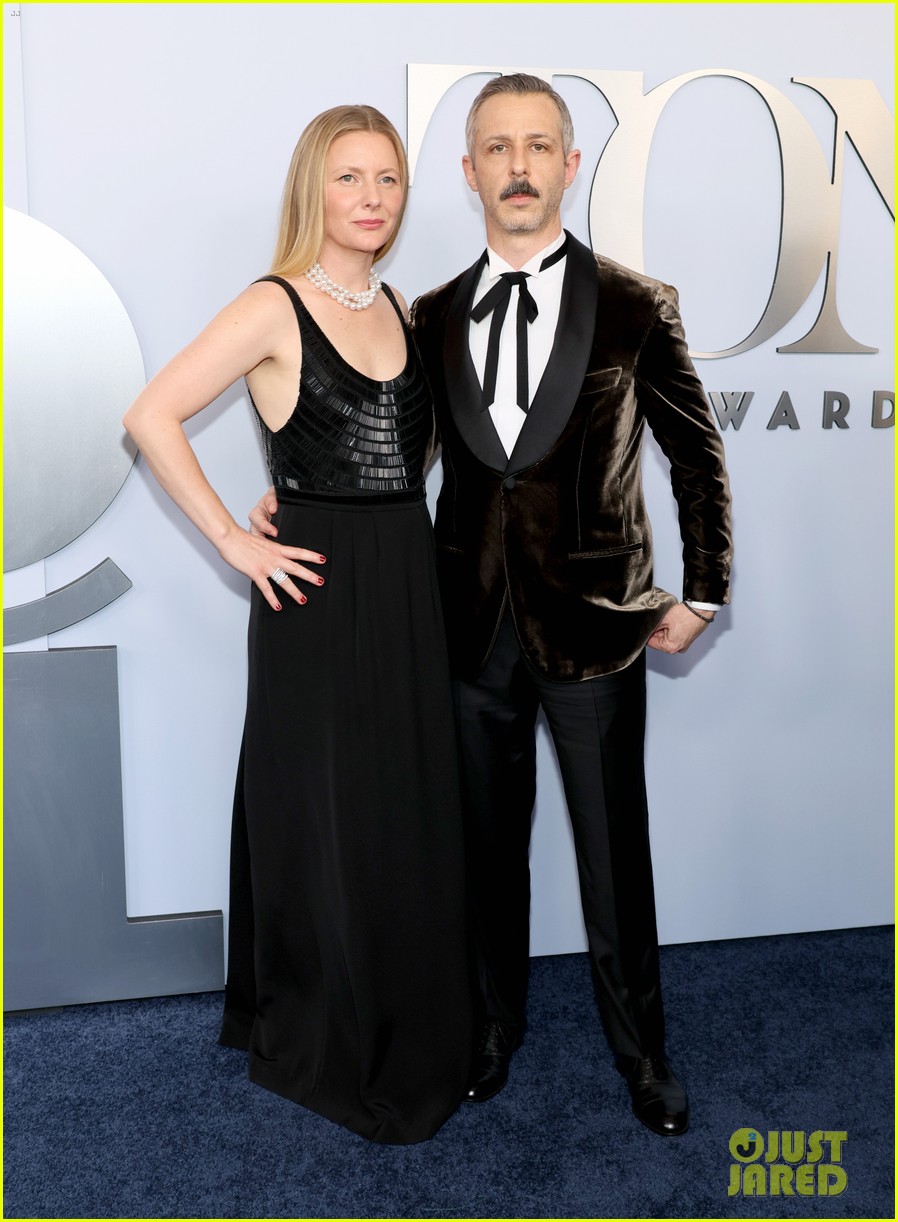 Jeremy Strong Is Halfway to EGOT with Tony Award Win, Talks Meeting ...