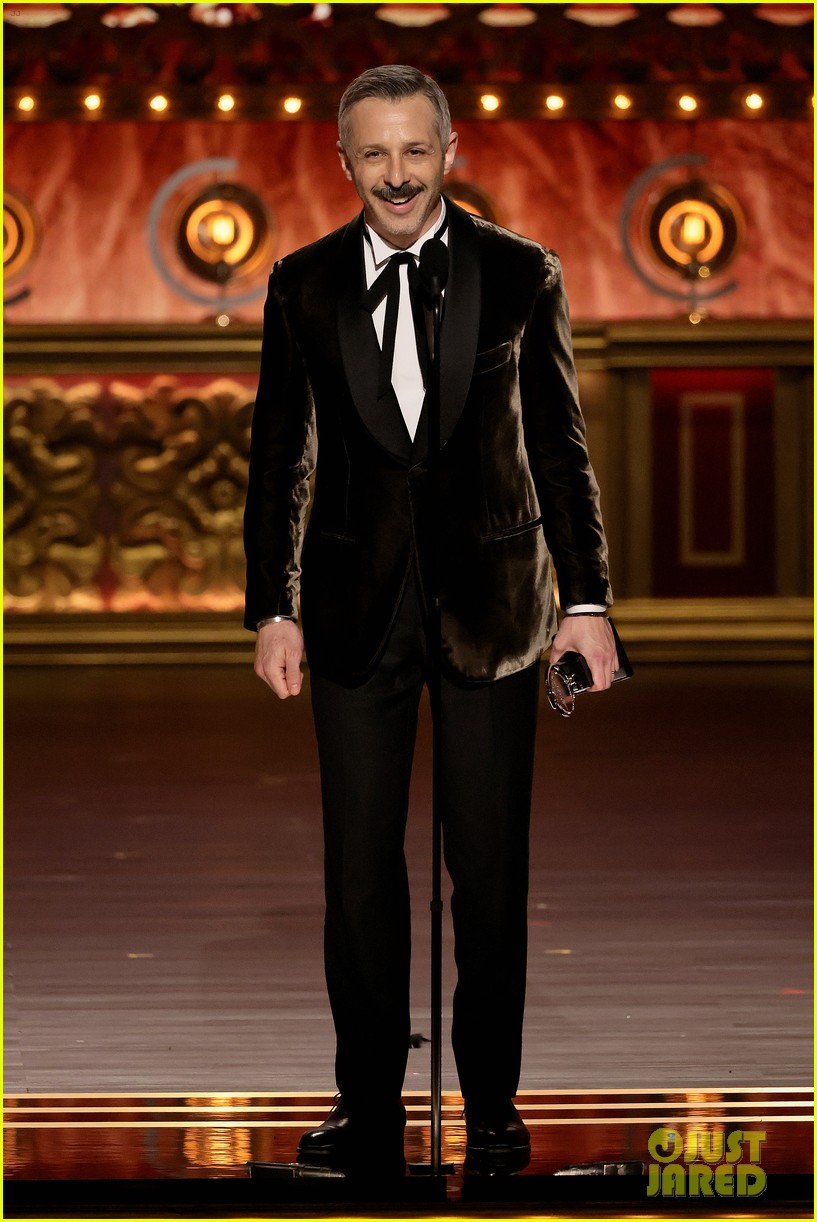Jeremy Strong Is Halfway to EGOT with Tony Award Win, Talks Meeting ...