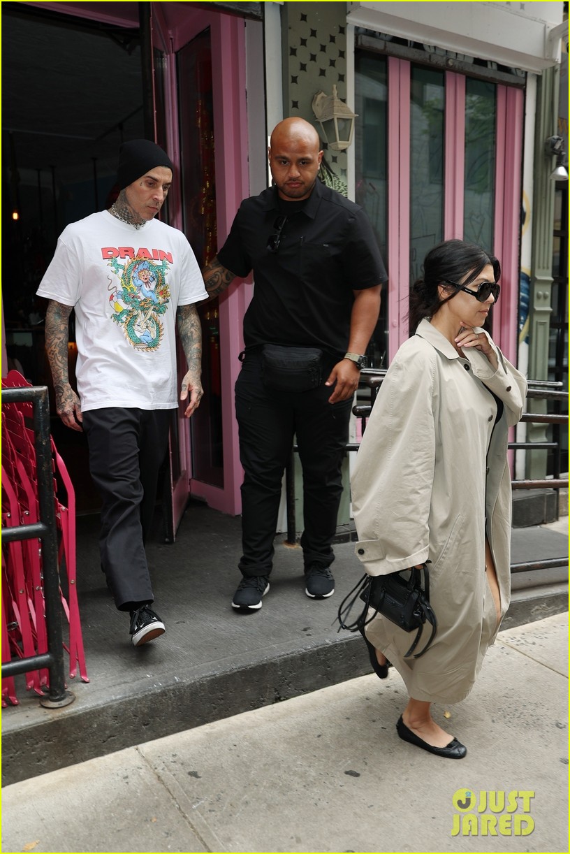 Kourtney Kardashian & Travis Barker Hold Hands on Lunch Date in NYC ...