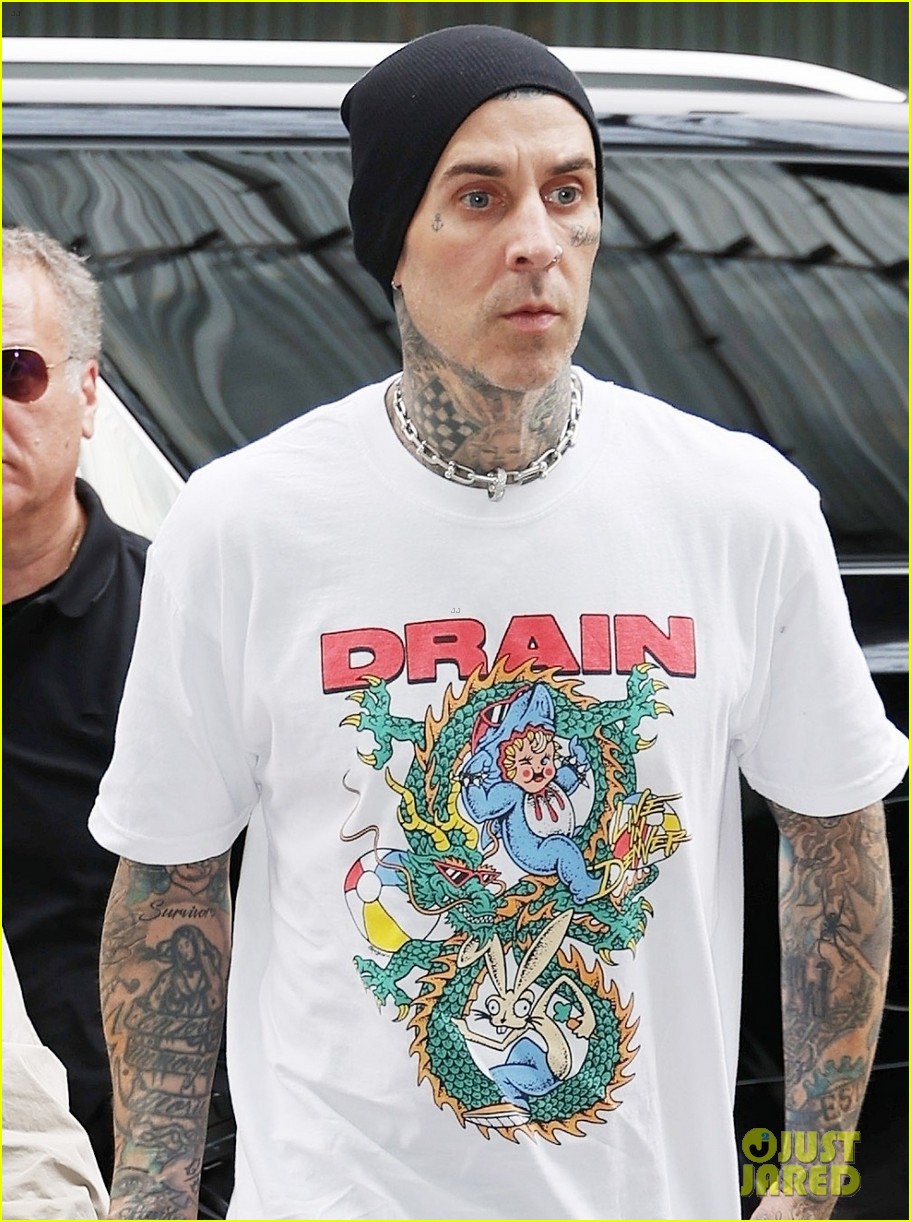 Kourtney Kardashian & Travis Barker Hold Hands on Lunch Date in NYC ...