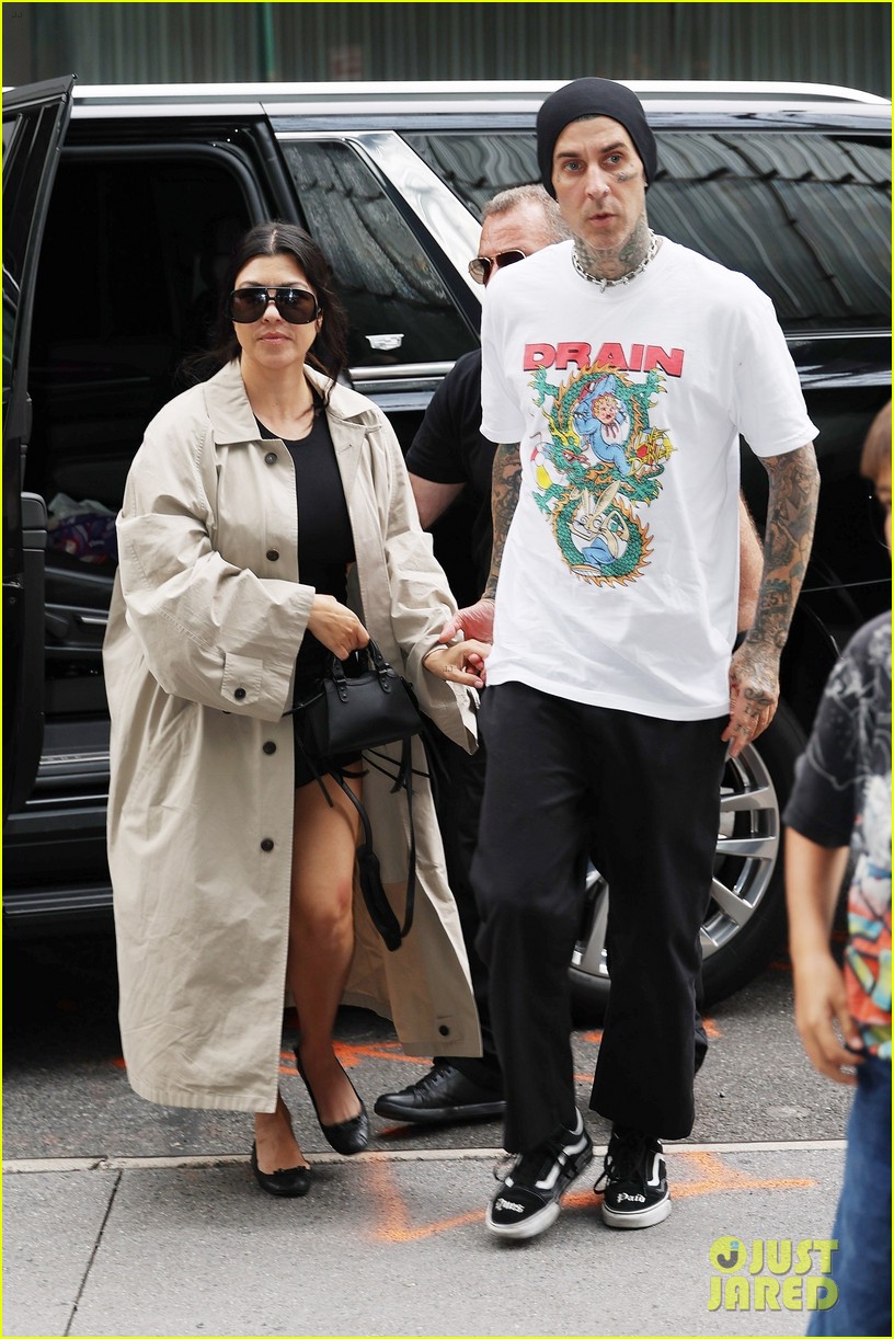 Kourtney Kardashian & Travis Barker Hold Hands on Lunch Date in NYC ...