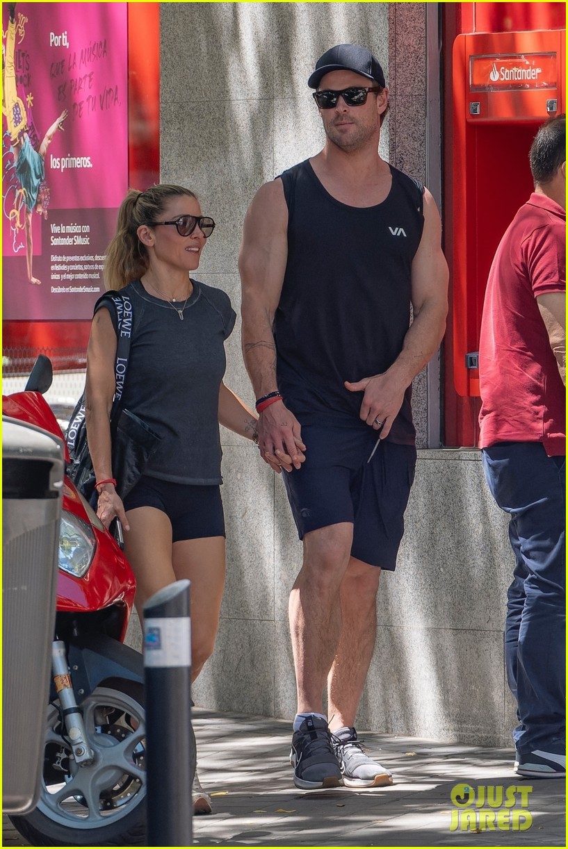 Chris Hemsworth & Elsa Pataky are in Perfect Sync After Workout in ...