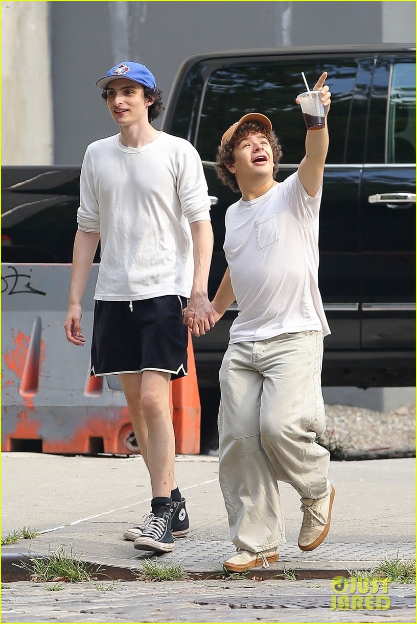 'Stranger Things' Stars Finn Wolfhard & Gaten Matarazzo Playfully Hold ...