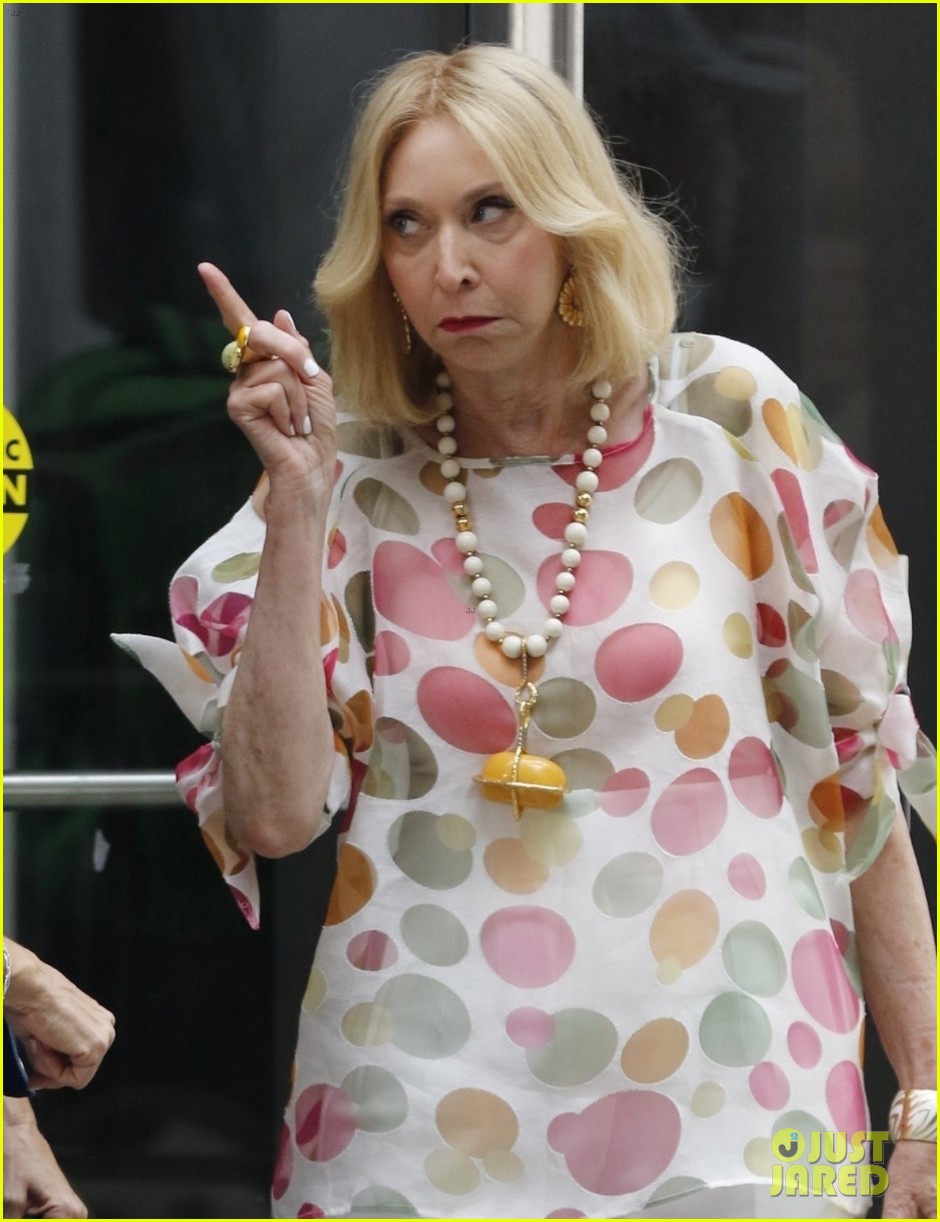 Kristin Davis Films 'And Just Like That' Season 3 in NYC with Evan Handler & Julie Halston ...