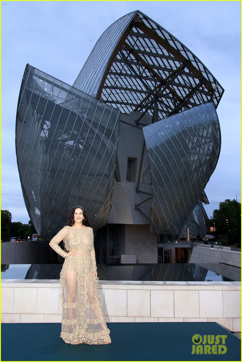 Jeremy Allen White Spotted Playing Arcade Games with Girlfriend Rosalia ...