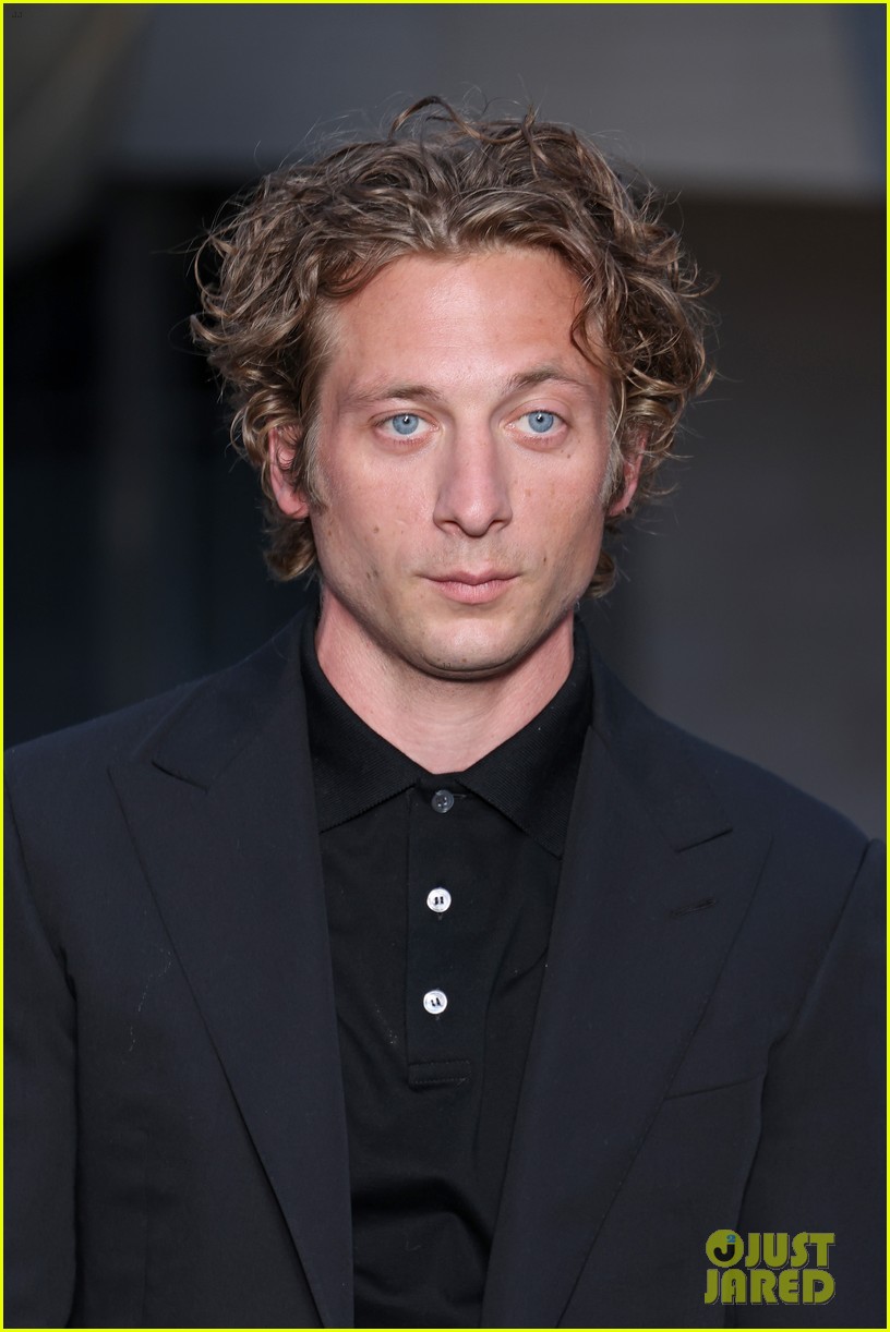 Jeremy Allen White Spotted Playing Arcade Games with Girlfriend Rosalia ...