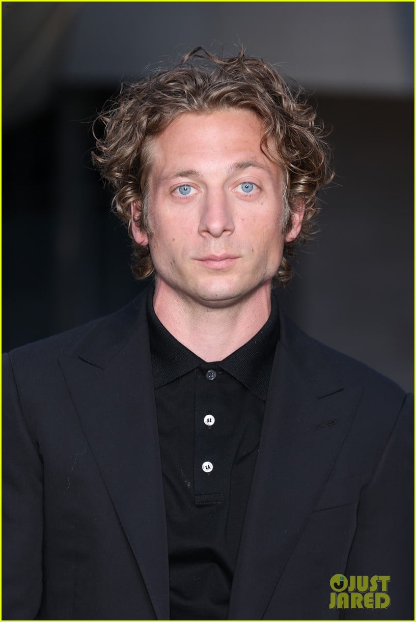 Jeremy Allen White Spotted Playing Arcade Games with Girlfriend Rosalia ...