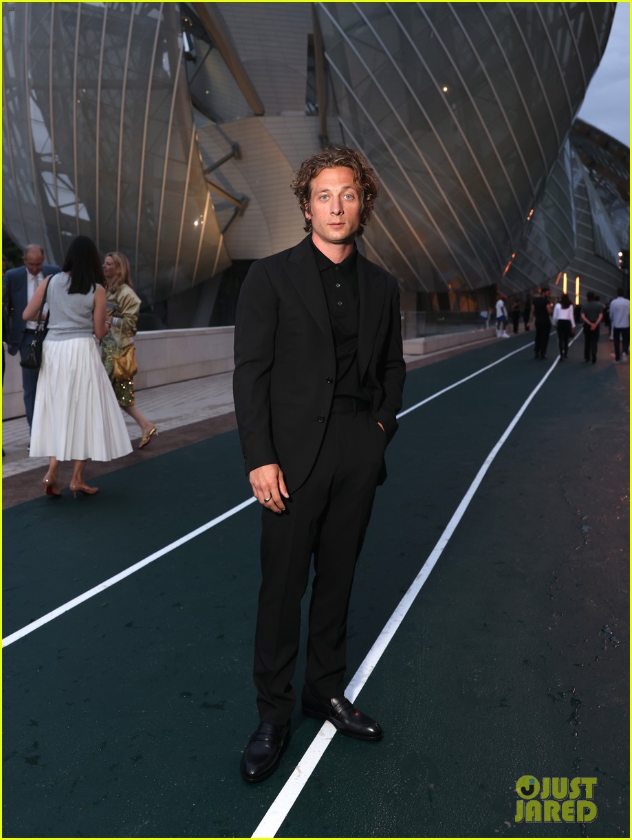 Jeremy Allen White Spotted Playing Arcade Games with Girlfriend Rosalia ...