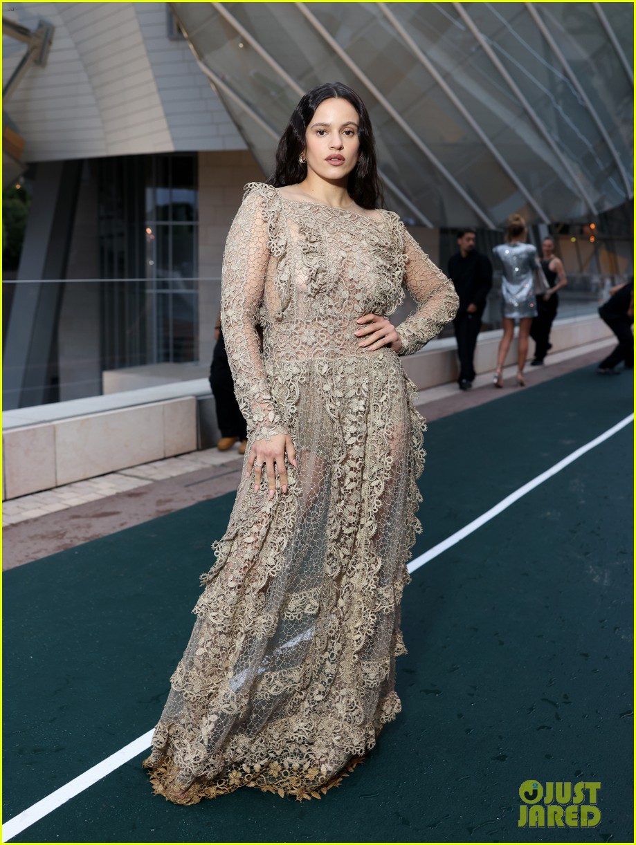 Jeremy Allen White Spotted Playing Arcade Games with Girlfriend Rosalia ...