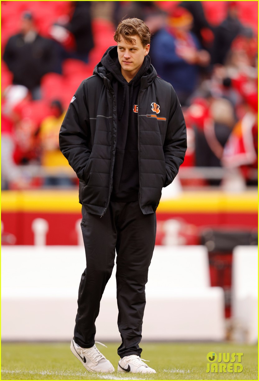 NFL Quarterback Surprises Fans With New Look at First Day of Training ...