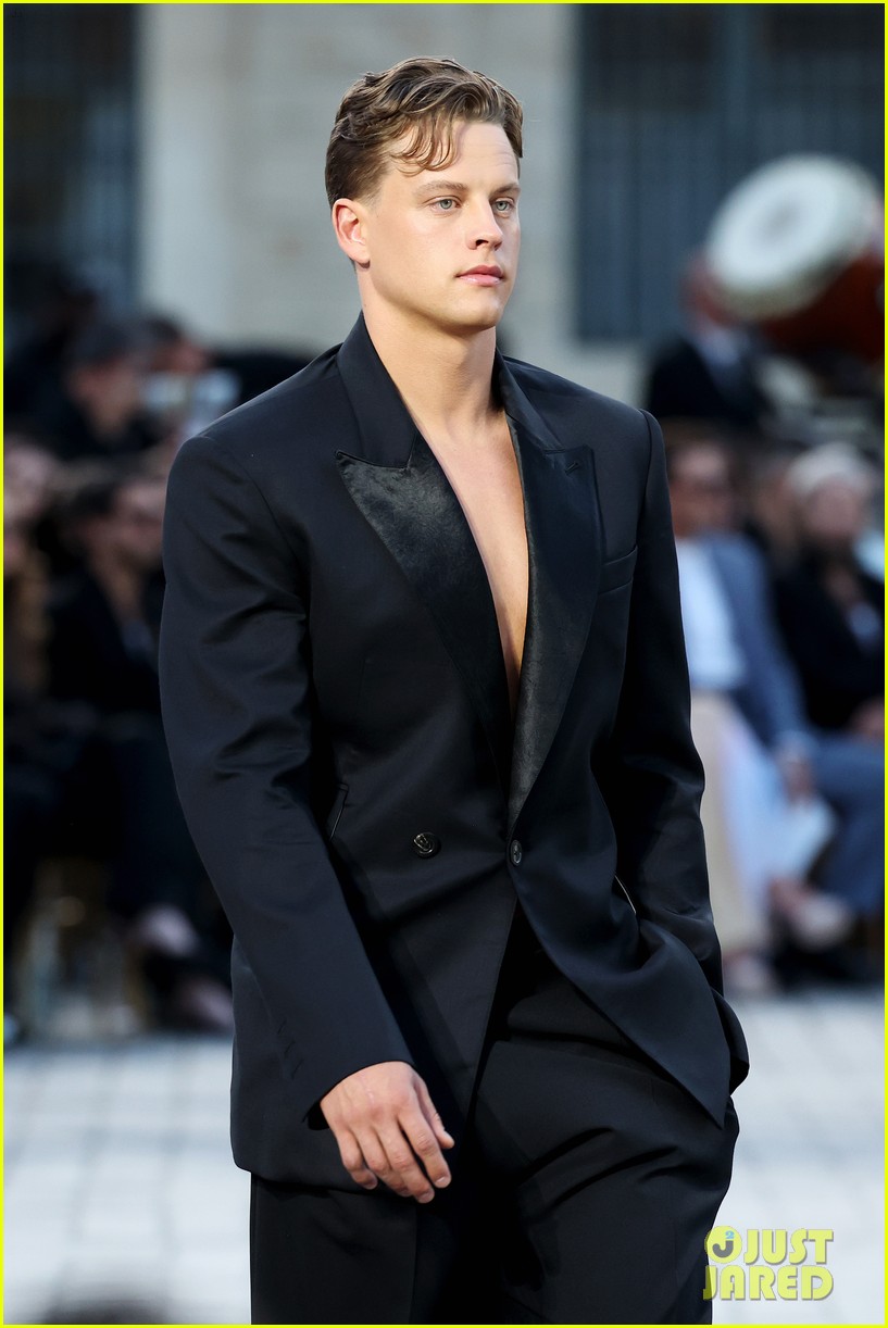 NFL Quarterback Surprises Fans With New Look at First Day of Training ...