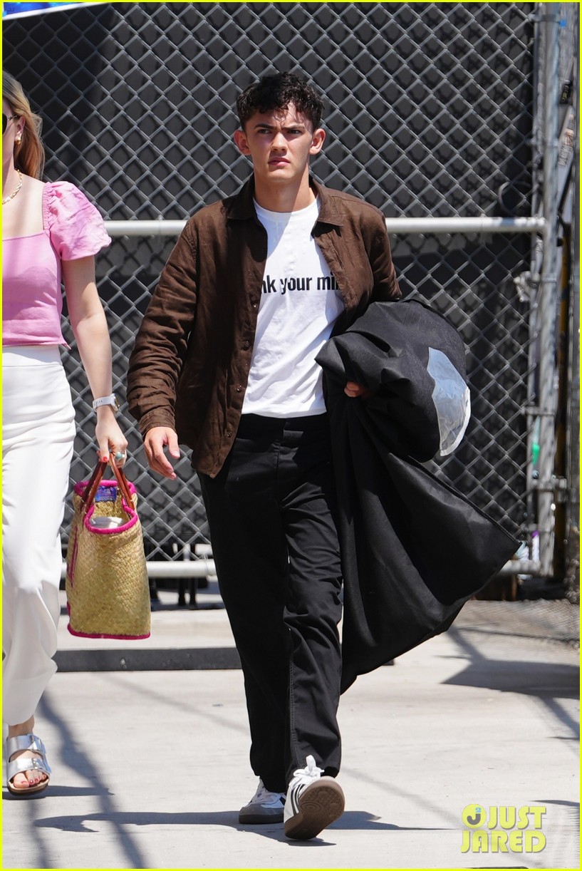 Joe Locke Wears 'Heartstopper' Costar Jonathan Bailey's Viral 'Drink ...