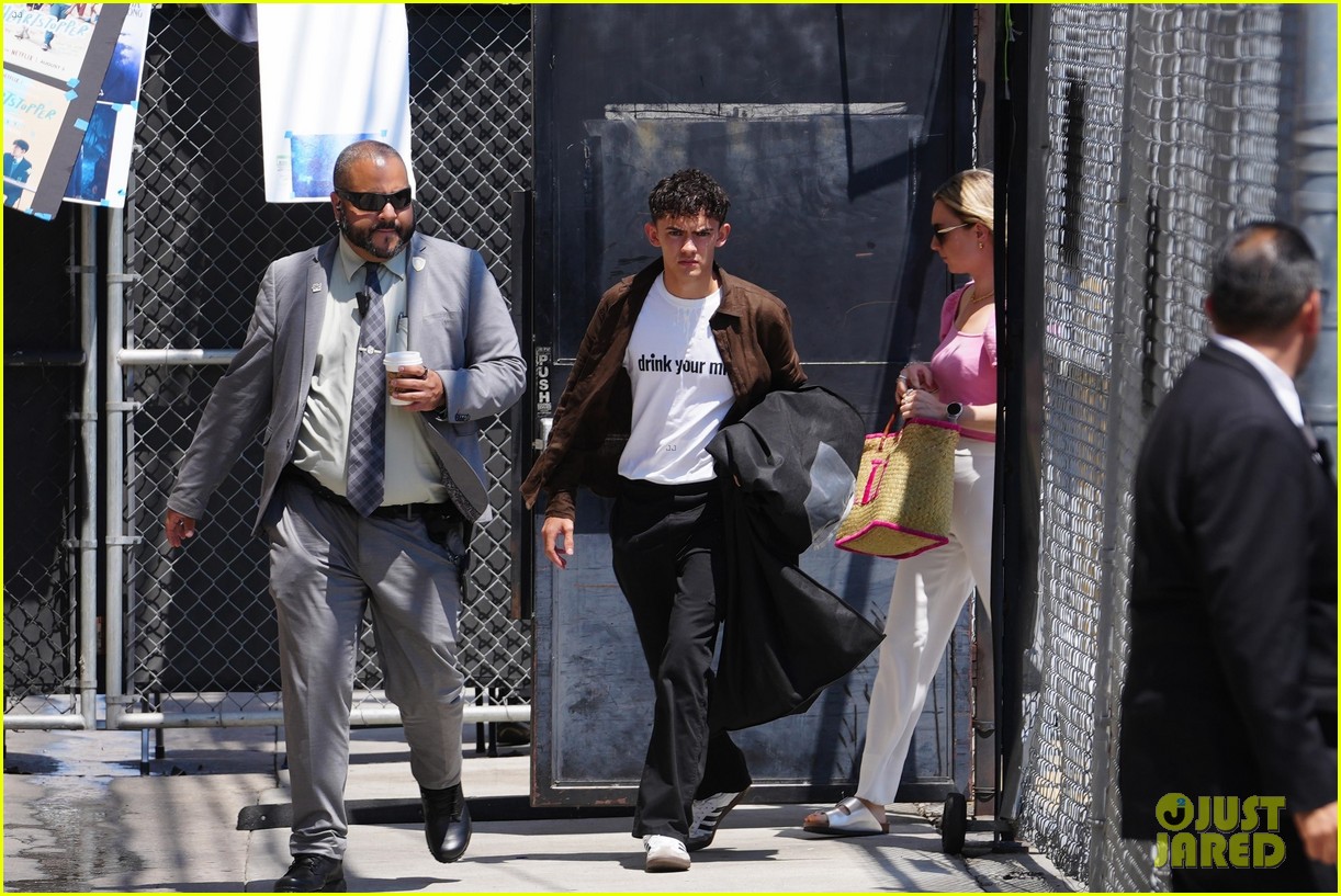 Joe Locke Wears 'Heartstopper' Costar Jonathan Bailey's Viral 'Drink ...