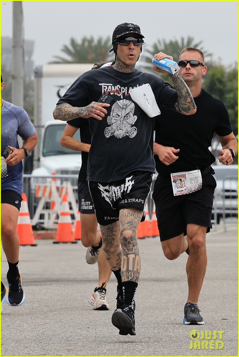Kourtney Kardashian Supports Travis Barker at His Run Travis Run 5K ...