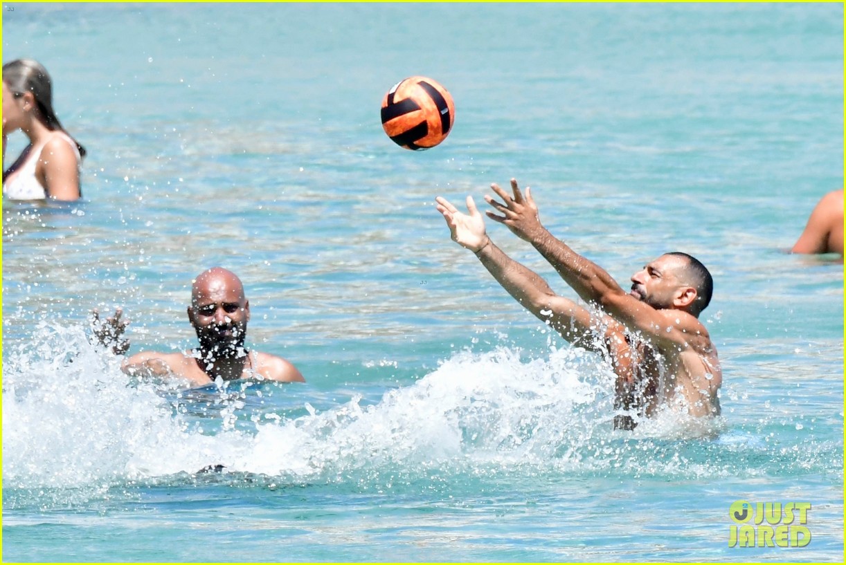 Egyptian Soccer Star Mohamed Salah Shows Off Ripped Abs Going Shirtless ...