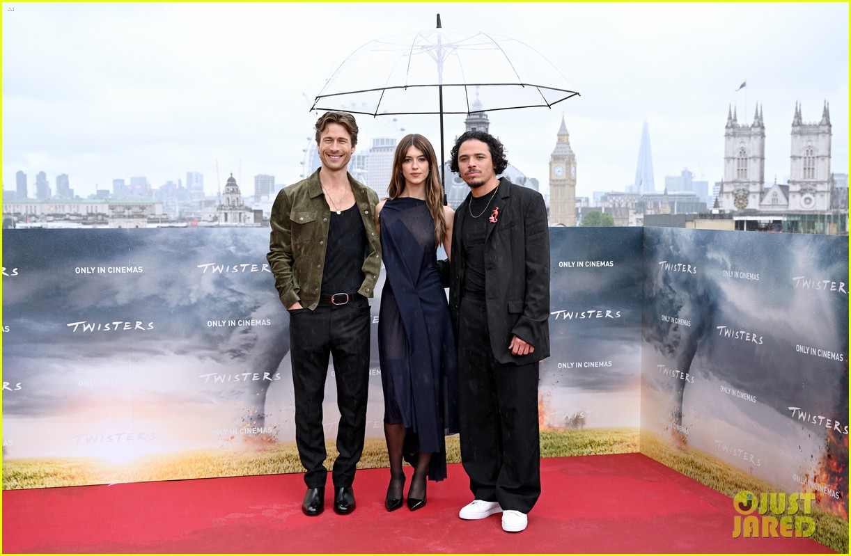 Glen Powell, Daisy Edgar-Jones, & Anthony Ramos Brave the Rainy Weather ...