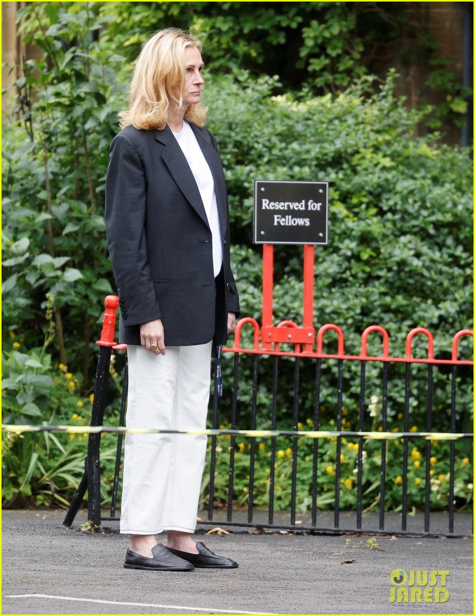 Julia Roberts Debuts New Blonde Hair as She Begins Filming 'After the ...