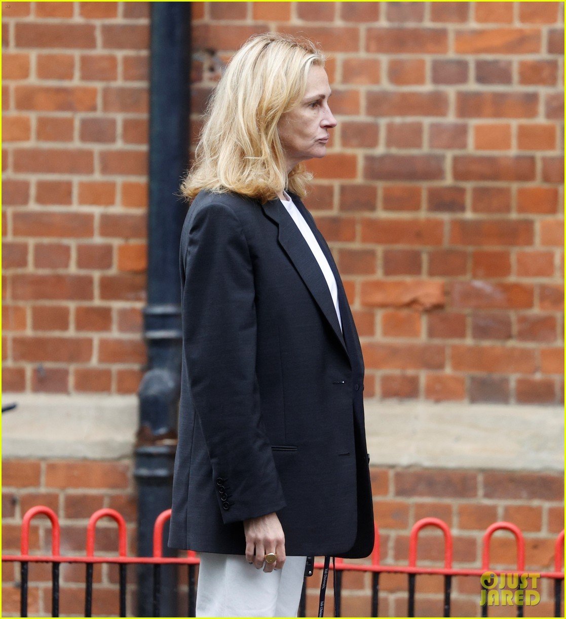 Julia Roberts Debuts New Blonde Hair as She Begins Filming 'After the Hunt' in Cambridge: Photo ...