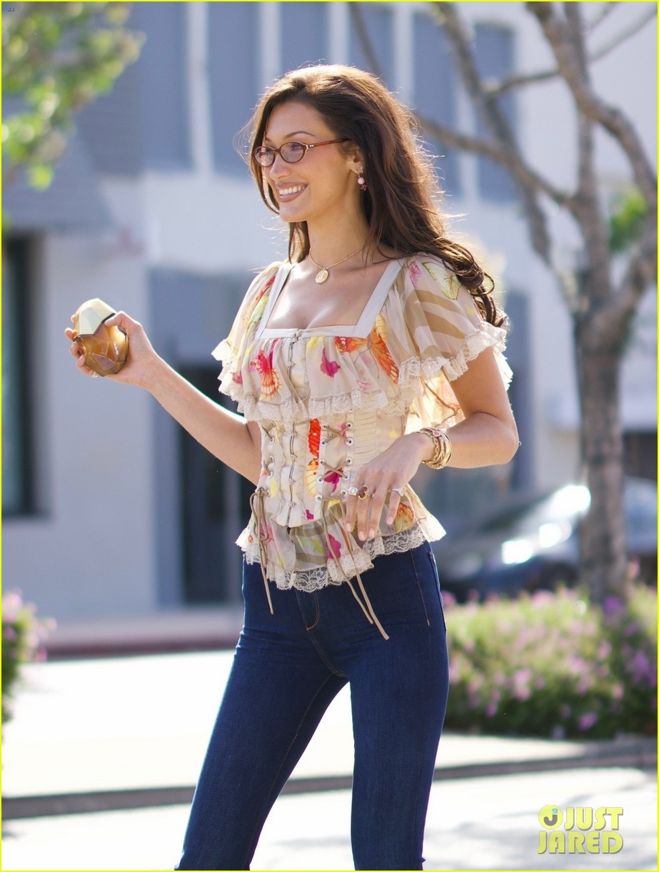 Bella Hadid Steps Out in Los Angeles to Check Out Her New 'Ôrebella ...