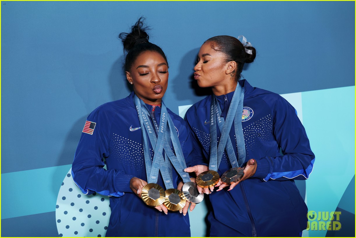 Simone Biles Talks Bowing Down to 'Queen' Rebeca Andrade After ...
