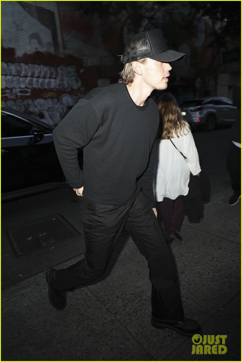 Channing Tatum Buddies Up With Austin Butler, Holds Hands With Zoe ...