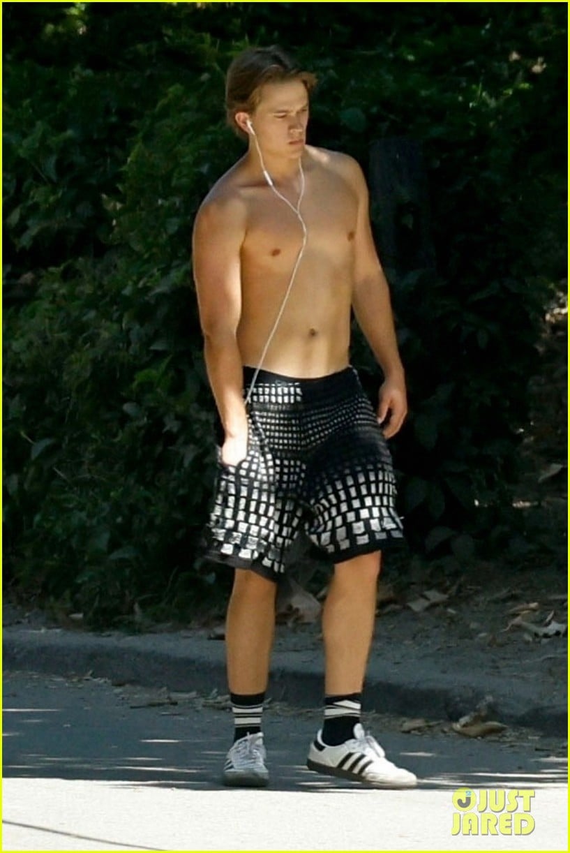 Ryan Phillippe's Son Deacon, 20, Spotted Going Shirtless During a Hike ...