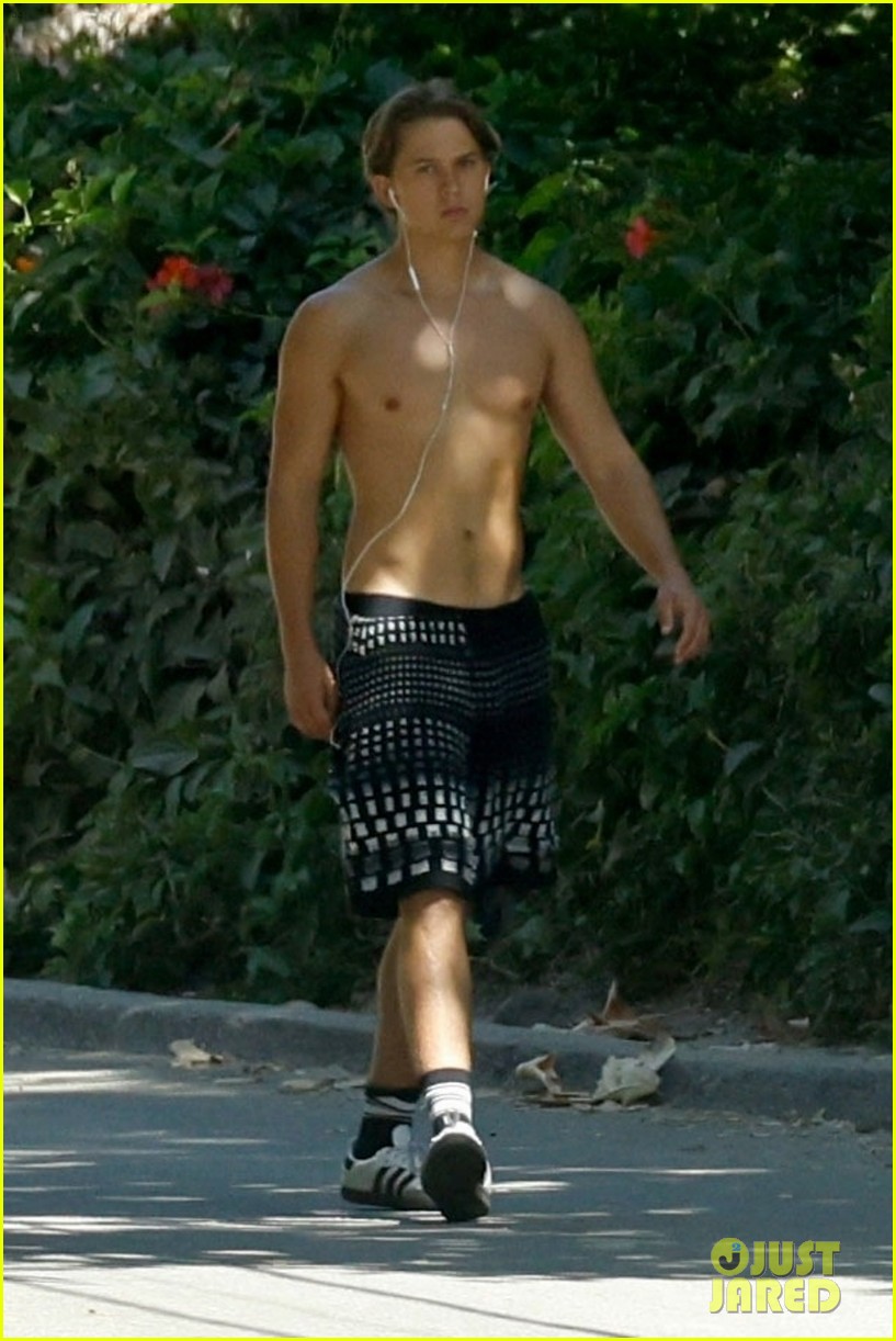 Ryan Phillippe's Son Deacon, 20, Spotted Going Shirtless During a Hike ...