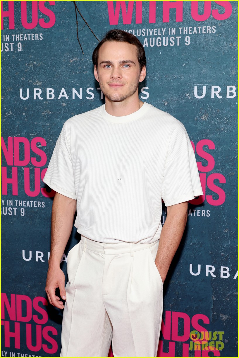 Young Lily & Atlas Actors, Isabela Ferrer & Alex Neustaedter, Walk Red ...