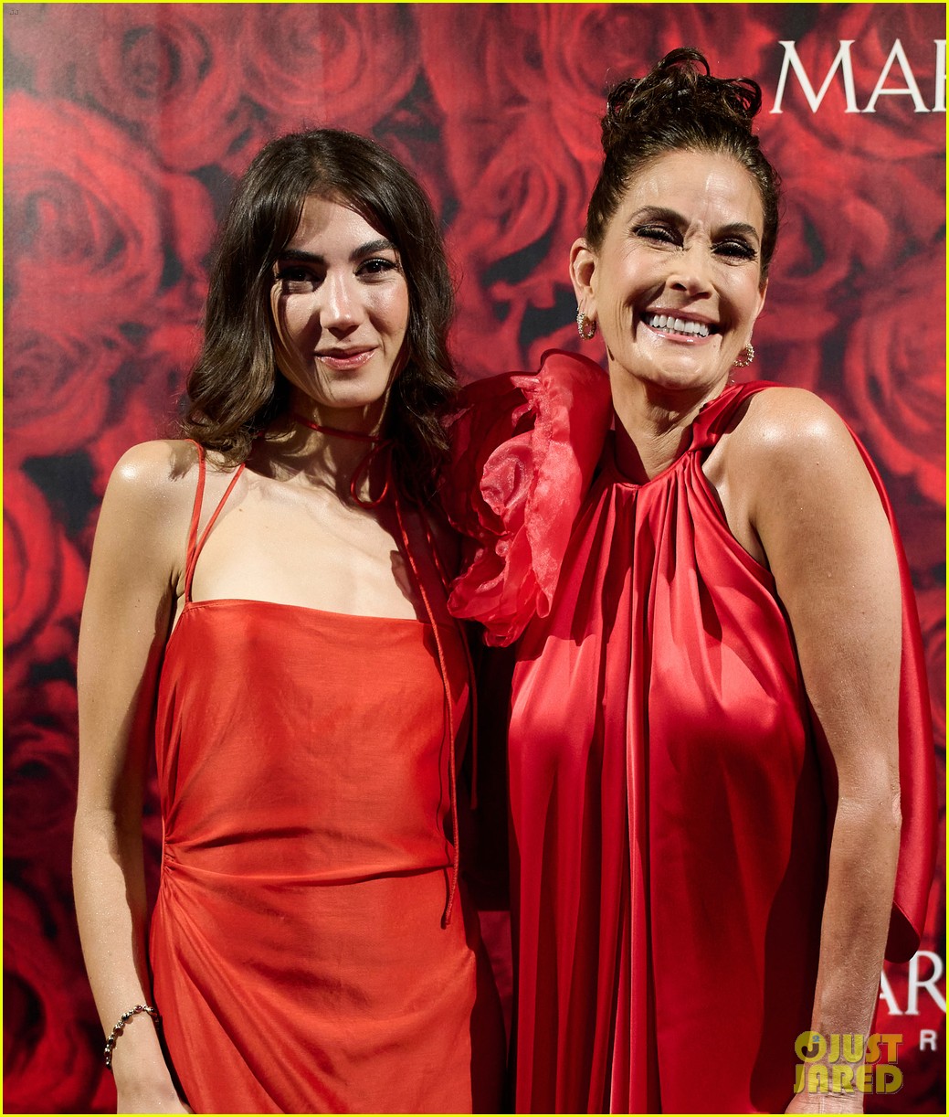 Teri Hatcher & Daughter Emerson Wear Matching Outfits for Glamorous ...