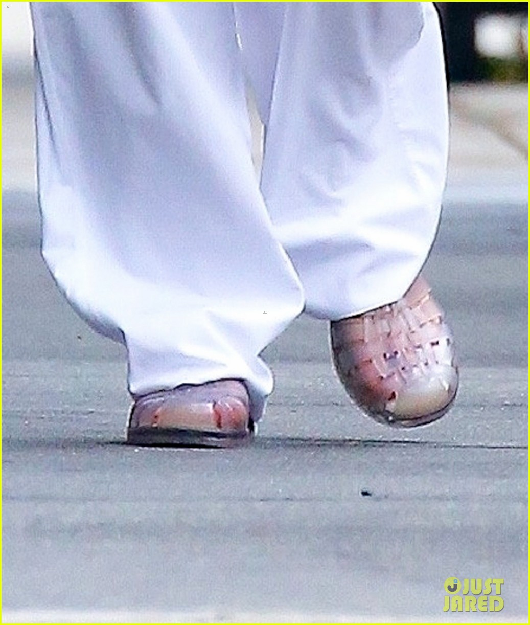 Jennifer Lawrence Wears the Latest Comeback Trend for NYC Stroll: Jelly ...