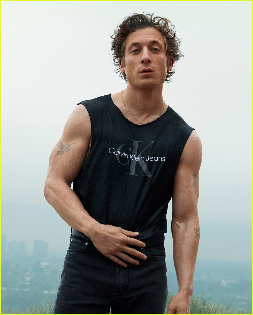 Jeremy Allen White Strips to His Underwear Again for Latest Calvin ...