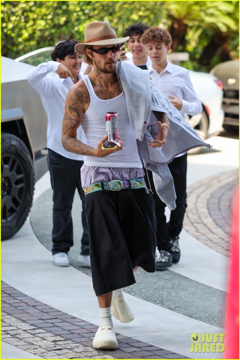 Justin Bieber Goes Viral for Video of Him Yelling at Teens in Public ...