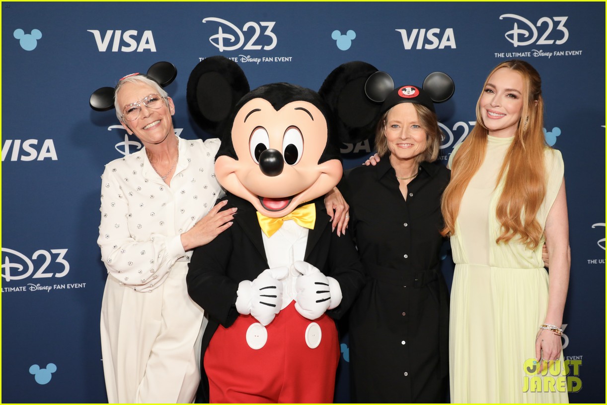 Lindsay Lohan Is a Vision in Green as She Honors Jamie Lee Curtis at ...