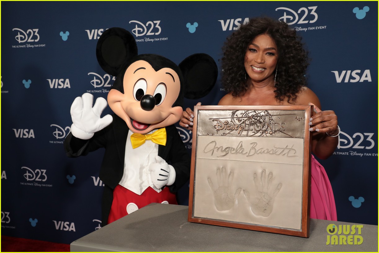 Lindsay Lohan Is a Vision in Green as She Honors Jamie Lee Curtis at ...