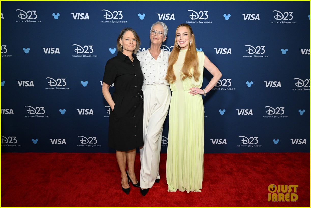 Lindsay Lohan Is a Vision in Green as She Honors Jamie Lee Curtis at ...