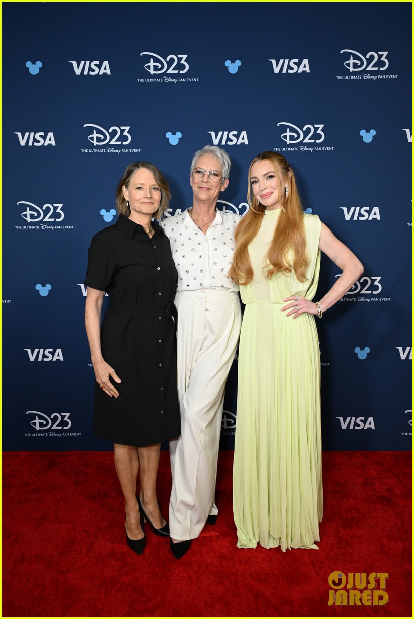 Lindsay Lohan Is a Vision in Green as She Honors Jamie Lee Curtis at ...