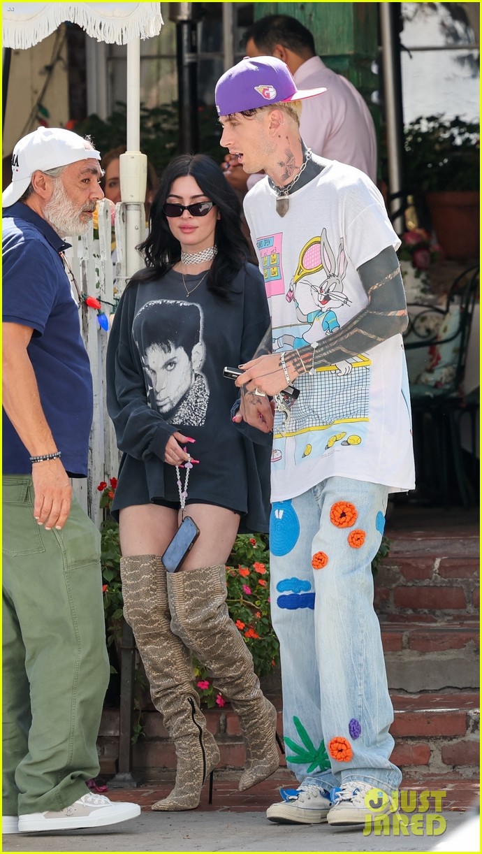 Megan Fox & Machine Gun Kelly Meet Up with Friends for Lunch in L.A ...
