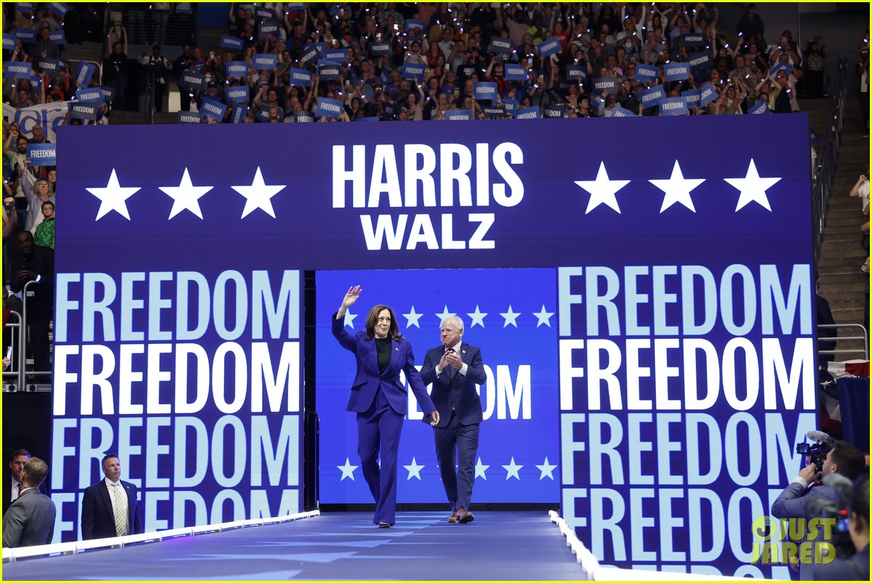 Barack & Michelle Obama Fire Up Crowd at DNC, Share Cute Moment on ...
