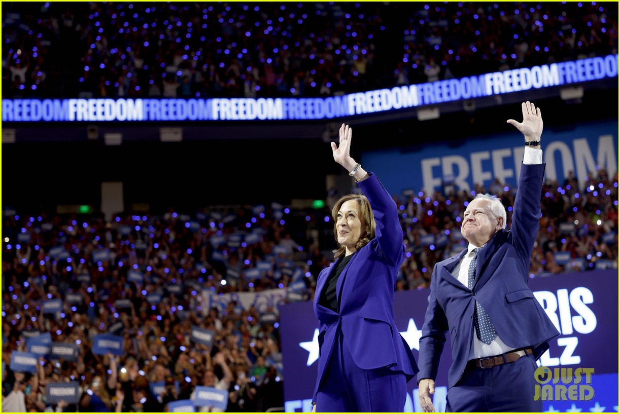Barack & Michelle Obama Fire Up Crowd at DNC, Share Cute Moment on ...