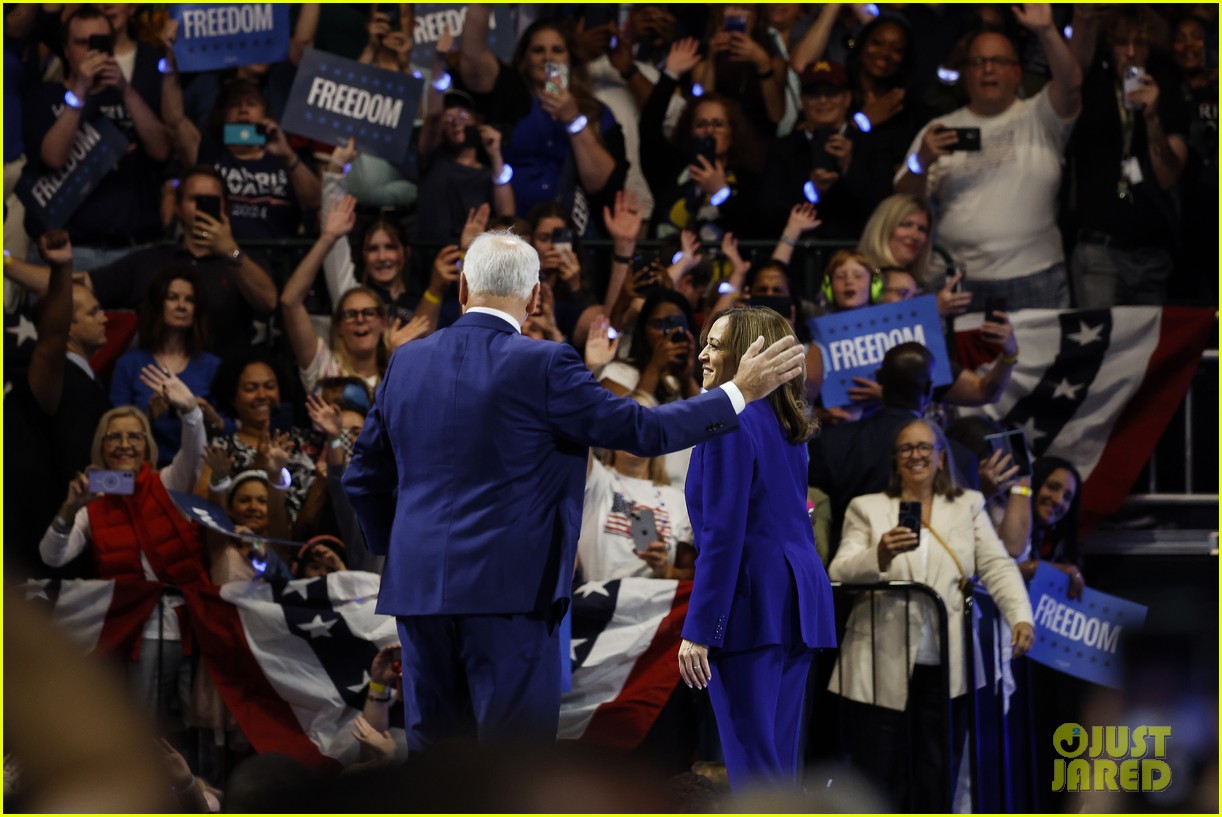 Barack & Michelle Obama Fire Up Crowd at DNC, Share Cute Moment on ...