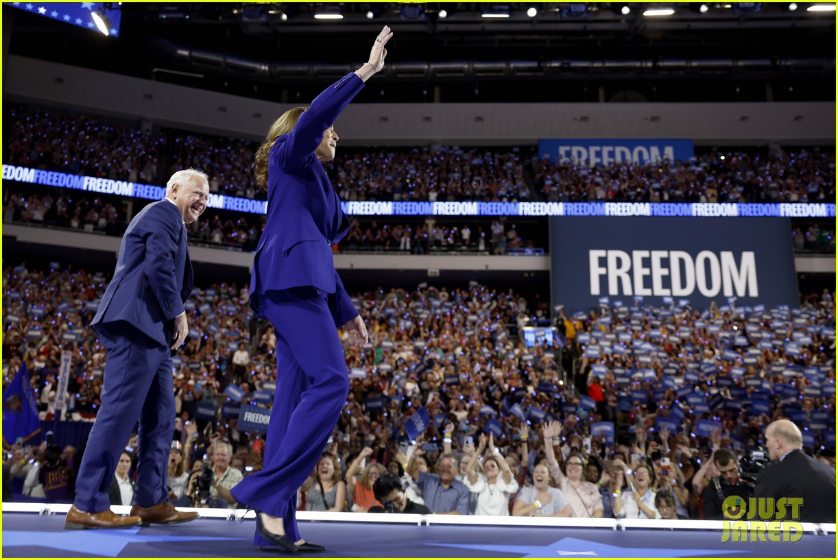 Barack & Michelle Obama Fire Up Crowd at DNC, Share Cute Moment on ...